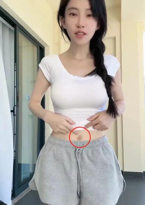 露脐装女孩肚子疼图标