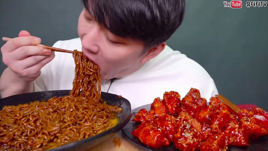 深渊巨口小哥吃泡面饺子截图