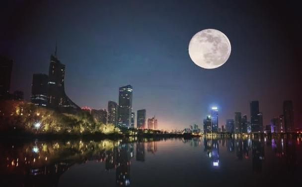 今天的月亮有点奇怪