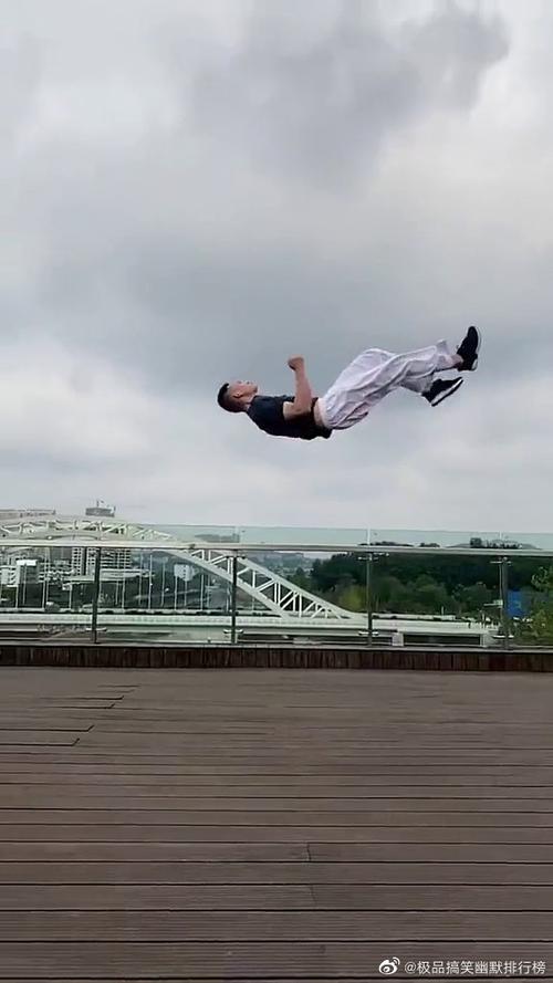 翻筋斗的视频截图