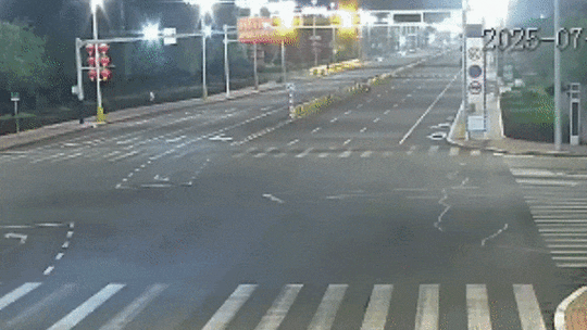 黄灯持续闪烁路口突变红灯