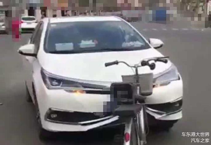 自行车撞坏汽车图片缩略图