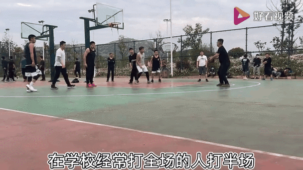 野球场不会打球的人截图
