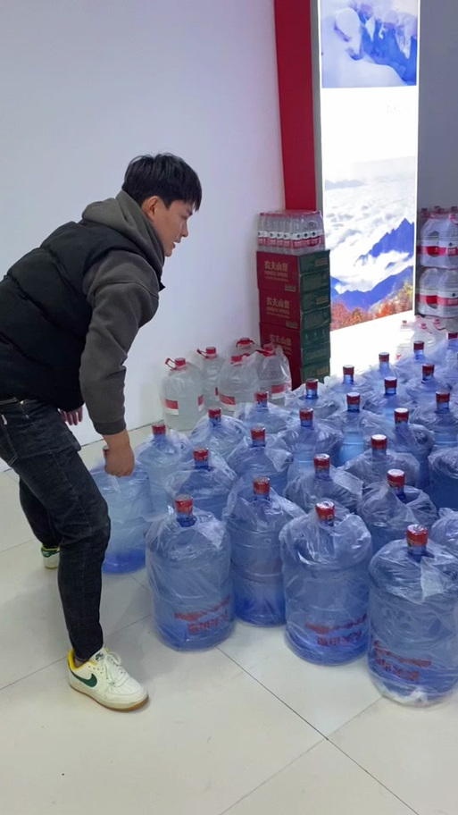 附近纯净水送货上门图标