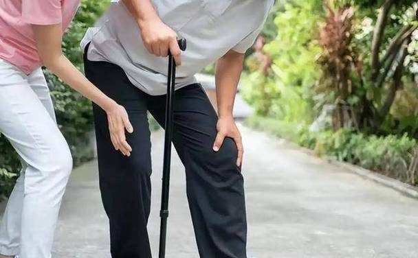 老人走路不稳有摇晃感是怎么回事图标