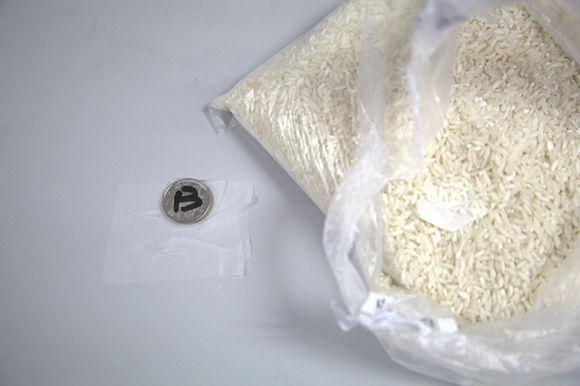 手机进水放大米里是什么原理截图