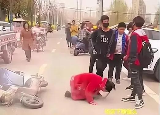 妈妈下跪儿子图标