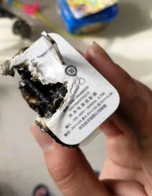 充电器插在插板上会有危险图标