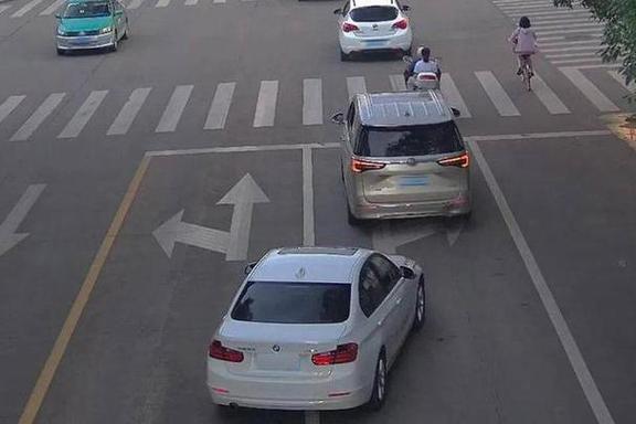 过红绿灯时压了对面路口的黄线