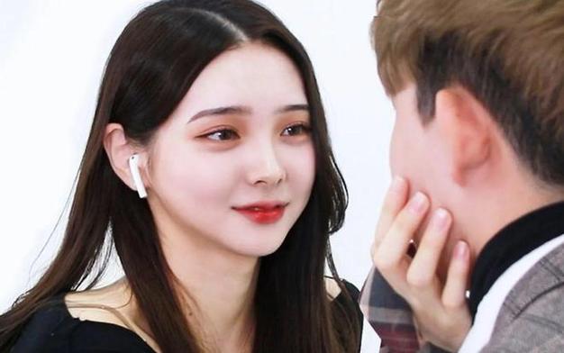 女人一旦碰你脸意味着什么图标