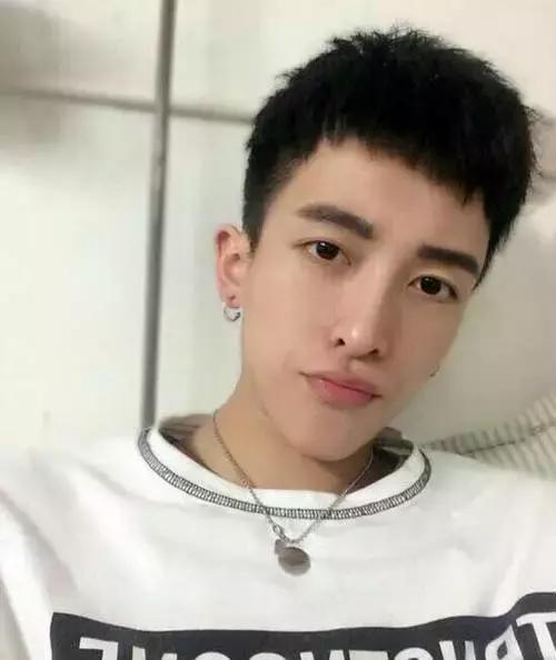 天天发朋友圈的男人图标
