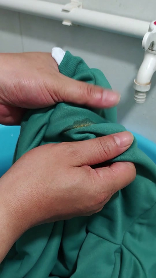 囗香糖粘衣服上如何弄掉