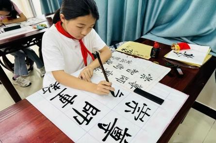 笔和墨水壶读后感50字图标