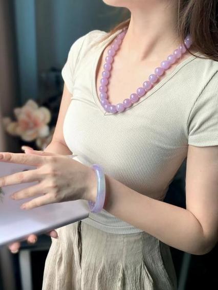 女人戴翡翠手镯的寓意图标