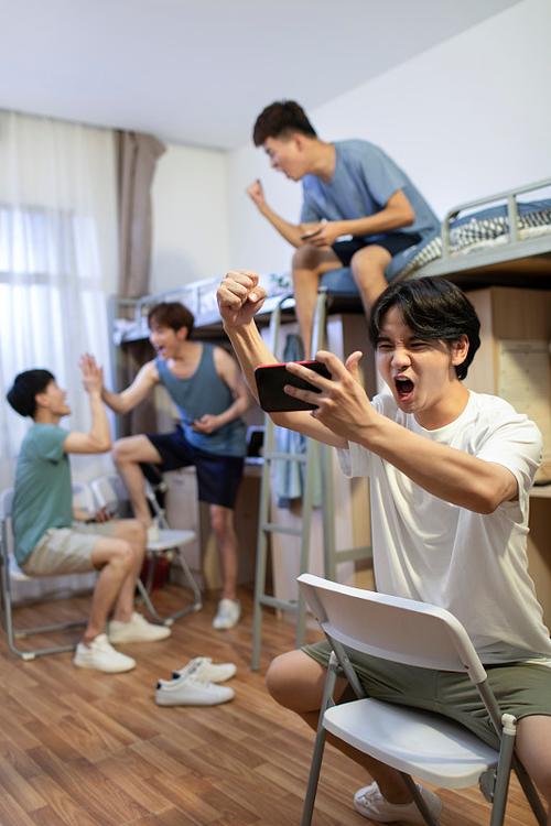 一群大学生出去玩什么游戏好一点截图