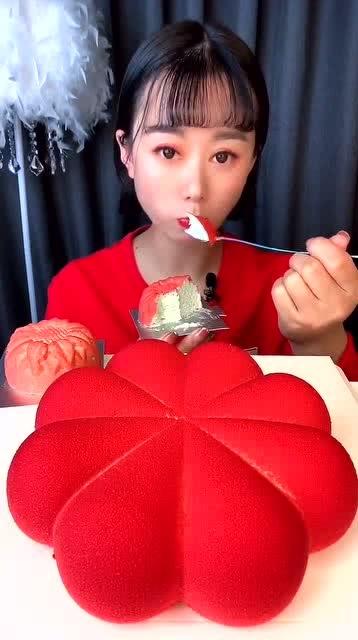 吃播小姐姐吃慕斯蛋糕图标