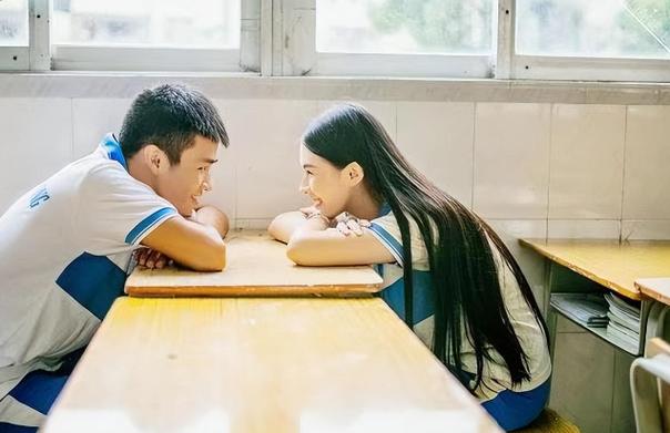 大学生和高中生谈恋爱图标