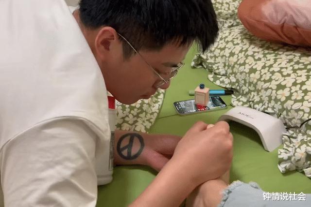 女朋友给男朋友涂指甲油视频截图