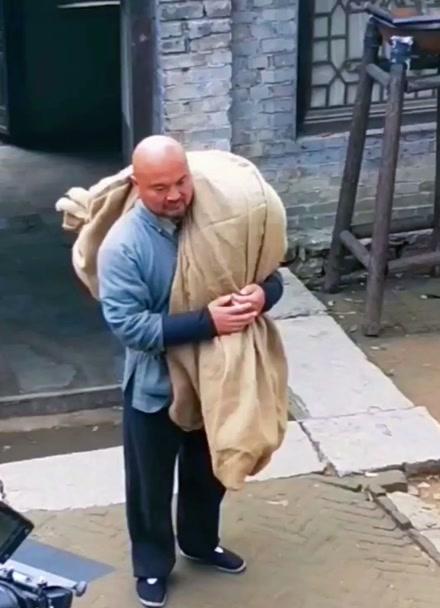 装进麻袋扛走图标