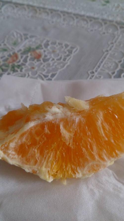 橙子剥开每一瓣上有小白点