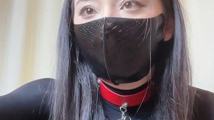 女生穿黑色紧身衣蒙面图标