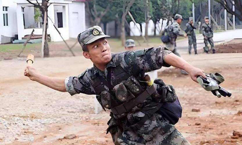 扔手雷视频图标