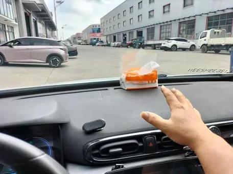 车载纸巾盒放哪里最合理截图