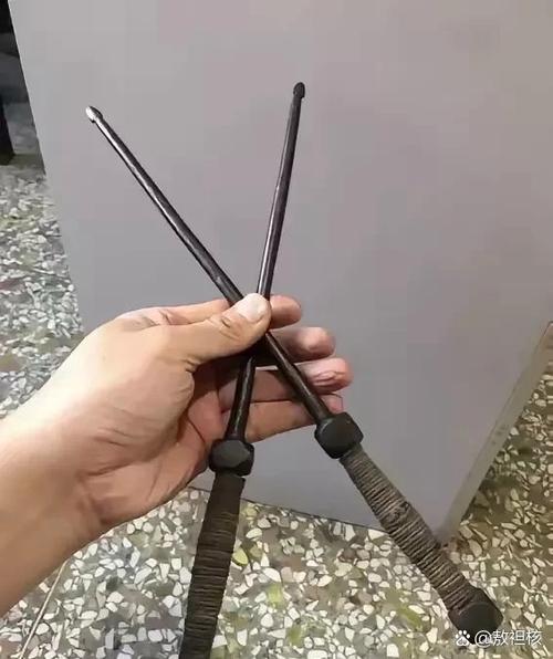 两把短剑合在一起的剑图标