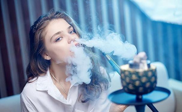 女性抽电子烟是正经女的吗