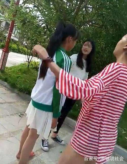 打架的美女截图