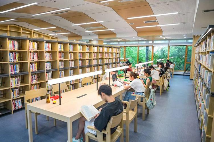 在图书馆看书发朋友圈截图