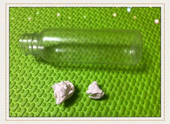 用纸堵住装水的瓶子截图