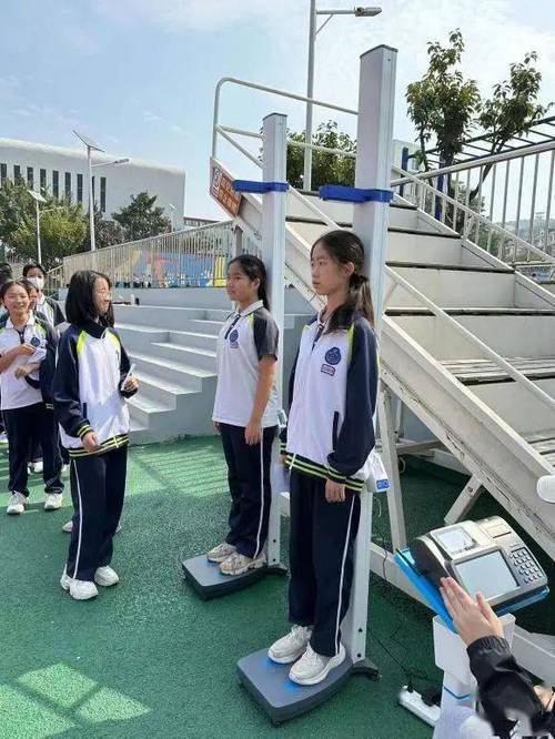 小学六年级女脱鞋做侧体重身高图标