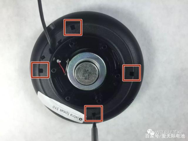 话筒换电池在哪个位置