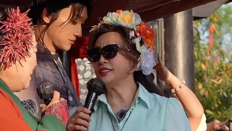 刘晓庆与王婆互动视频图标