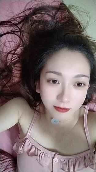 经常刷抖音的女生图标