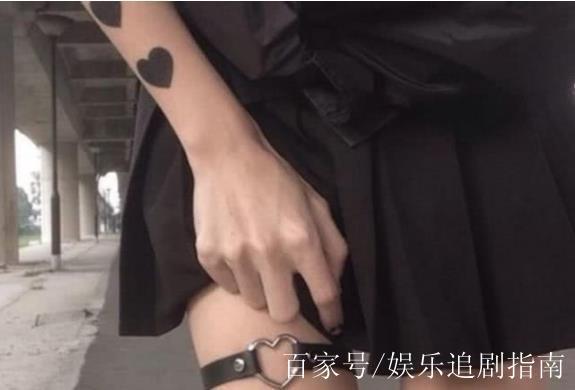 女生腿上绑的黑色带子叫什么截图