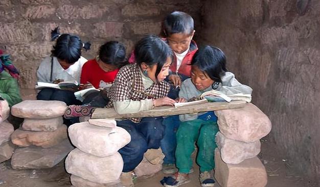 贫困山区的学生图标