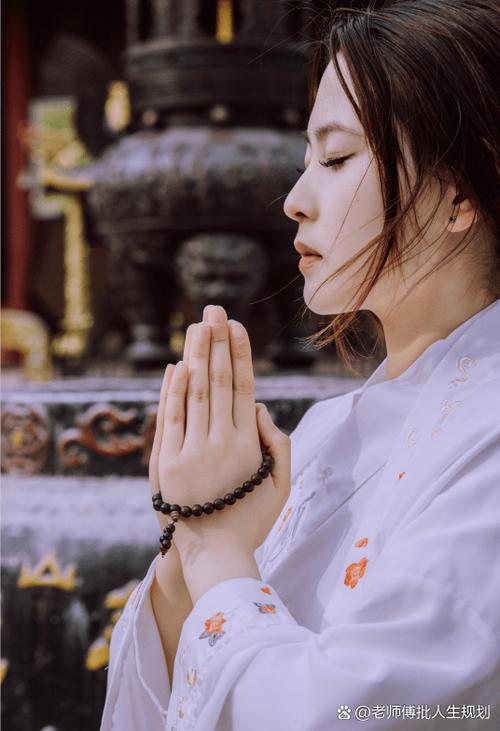 双手合十的爱情暗示语