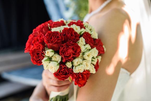 白色婚纱手捧鲜花今天我送你出嫁是截图