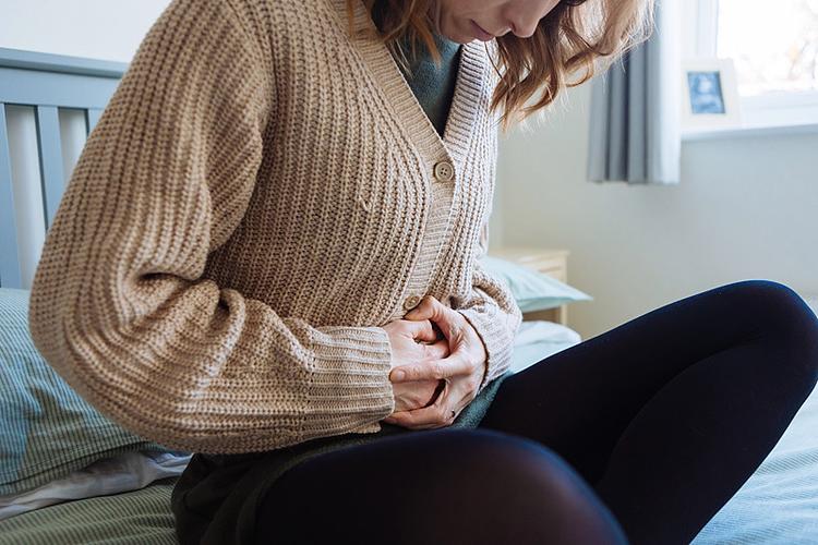 女人肚子疼捂肚子视频图标