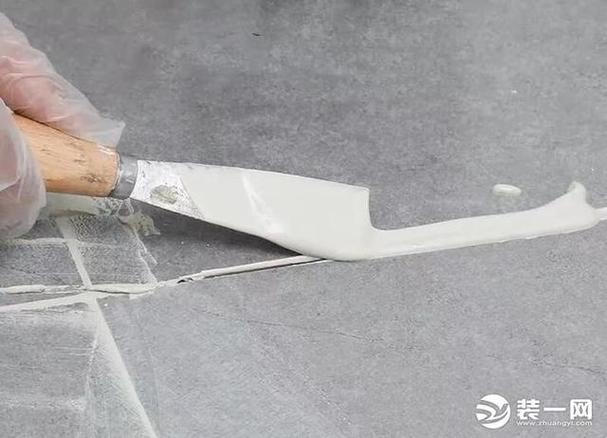 直接用纯水泥填缝