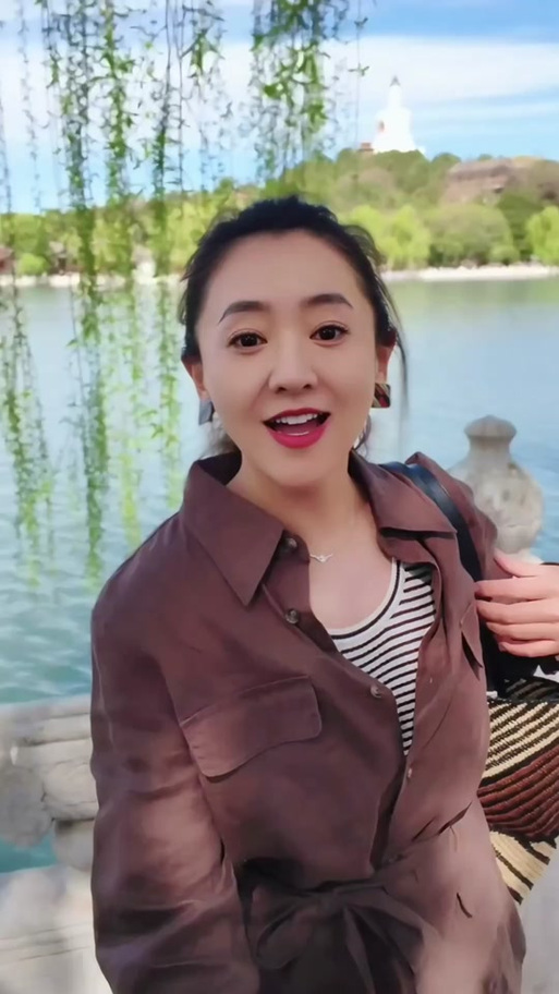 月亮姐姐个人简历图标