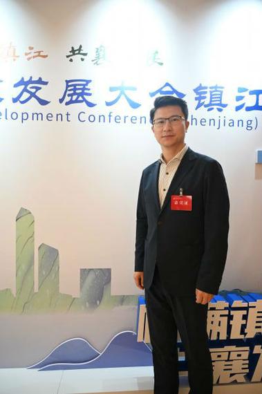 主持人沙晨与镇江图标