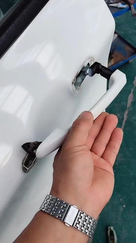 手柄上带个罩子的门把手怎么拆截图
