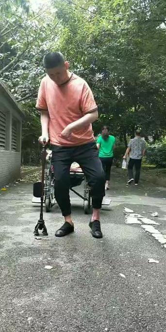 偏瘫患者行走训练视频截图