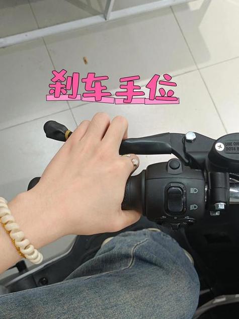 骑电瓶车下坡怎么刹车图标