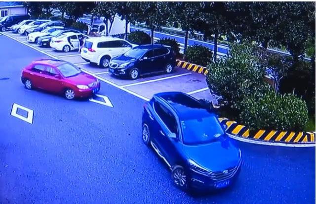 正常进停车位别人抢车位撞上图标