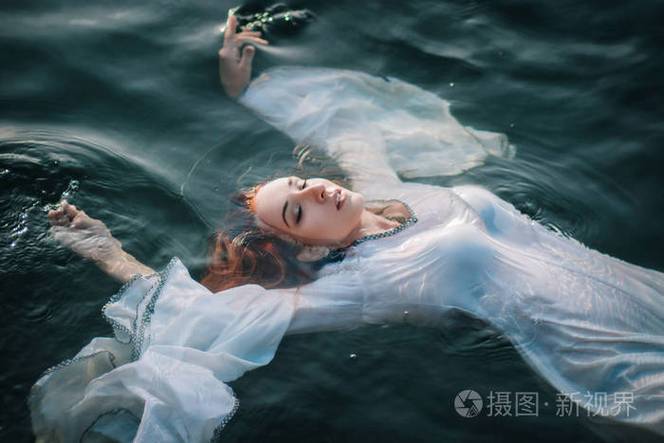 漂浮在水面中的少女图标