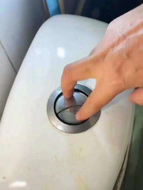 马桶冲水按钮按不动很硬图标